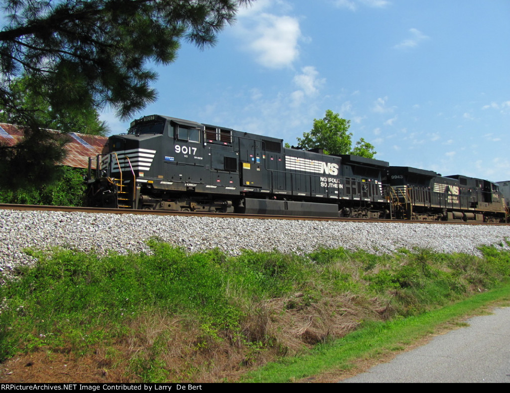 NS 9017 9943 waiting for NB container train